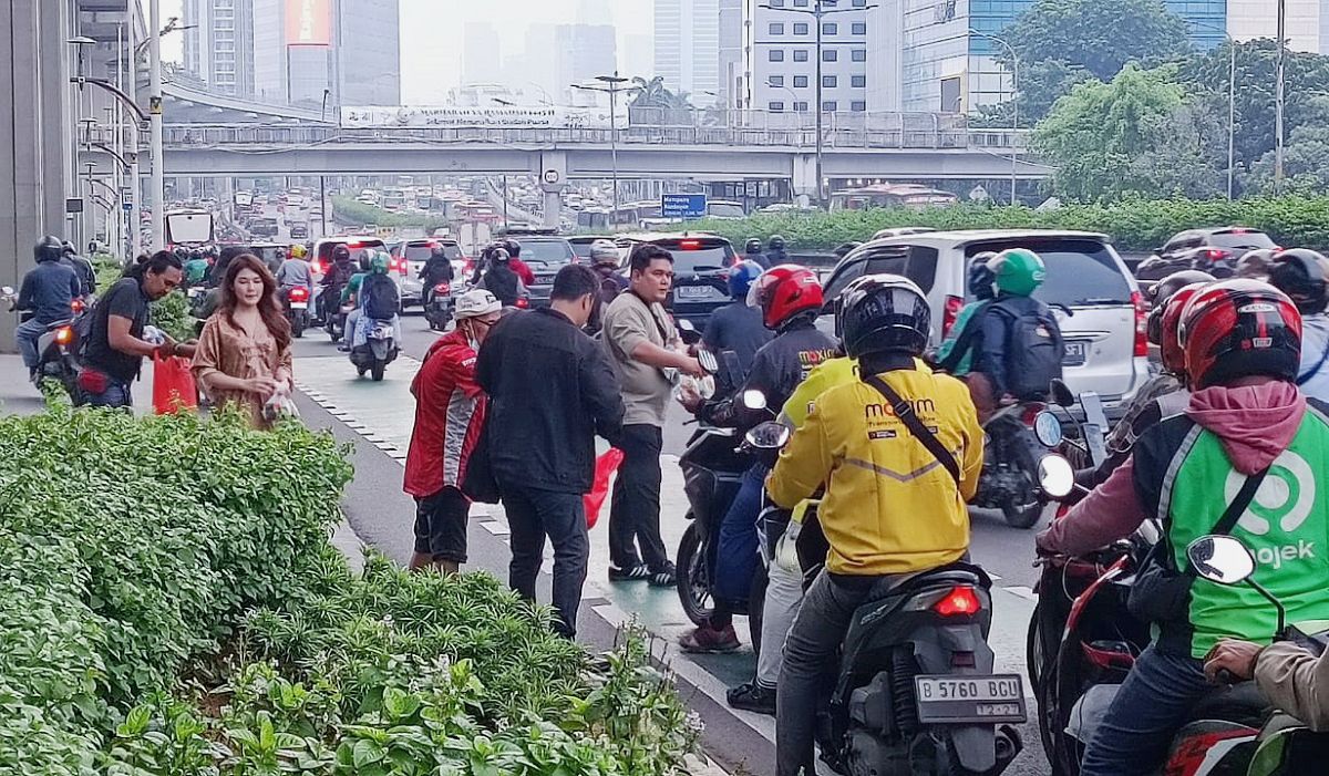 Hanisah Halim Bahagia Berbagi Takjil Di Jalan Gatot Subroto Bareng Herdi Khiladi Dan Media Satu ...