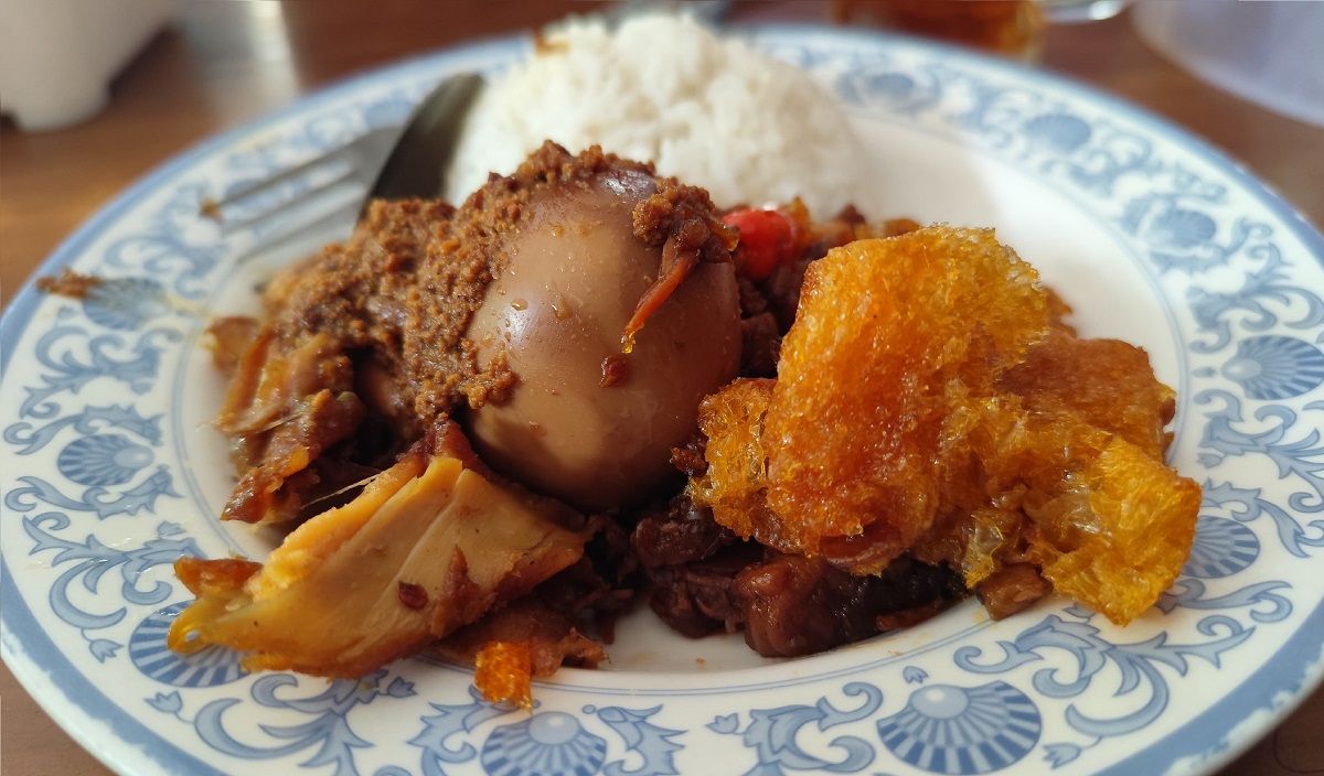 Gudeg Bu Hj. Amad Warung Legendaris yang Menjaga Cita Rasa Otentik Jogja Sejak 1960-an