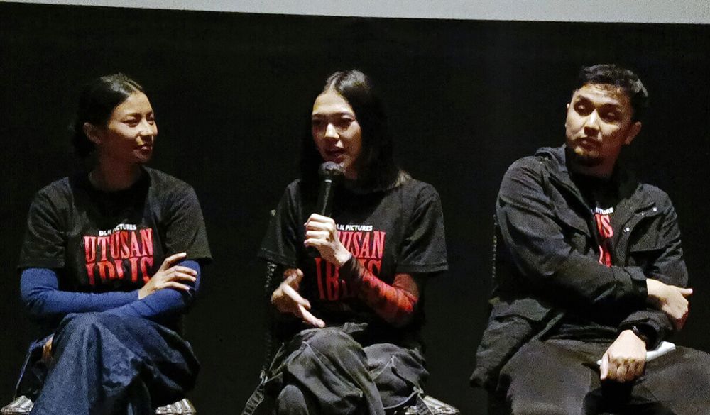 Film Utusan Iblis: Dia Yang Berada Di Antara Kita Rilis Poster Dan ...