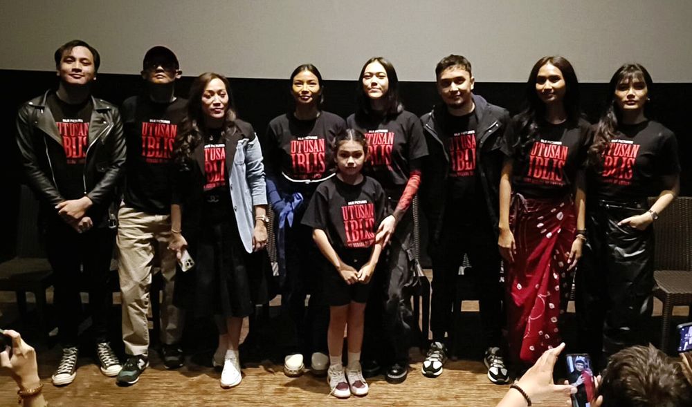 Film Utusan Iblis: Dia Yang Berada Di Antara Kita Rilis Poster Dan ...