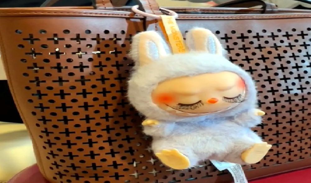 Percantik Boneka Labubu Dengan Layanan Eyelash Dan Nail Art