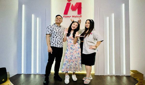 Pinky Awahita Unjuk Kebolehan Di Grand Opening Sekolah Vocal Irama Melodi